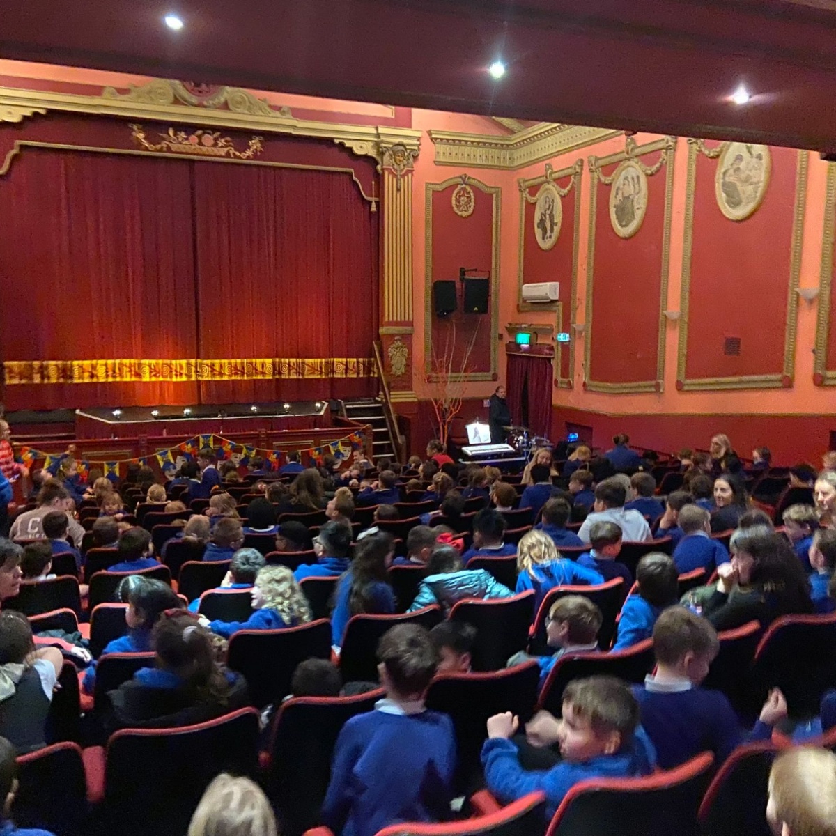 Forest View Primary School - Pantomime Trip